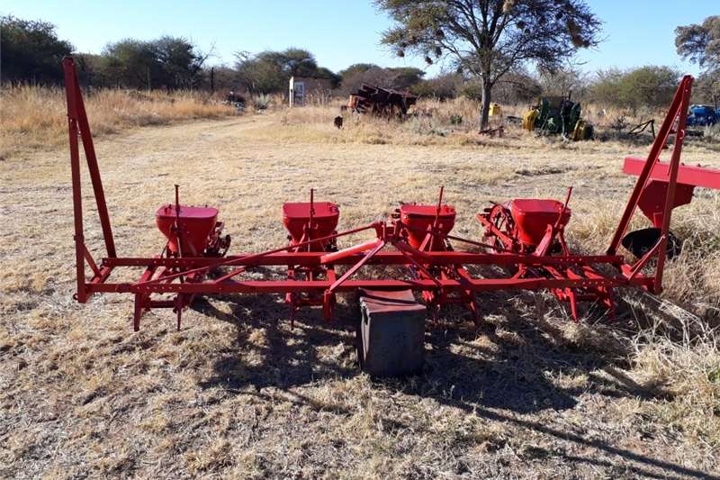 4ry Massey Ferguson planter sonder kunsmis bakke Other for sale in ...